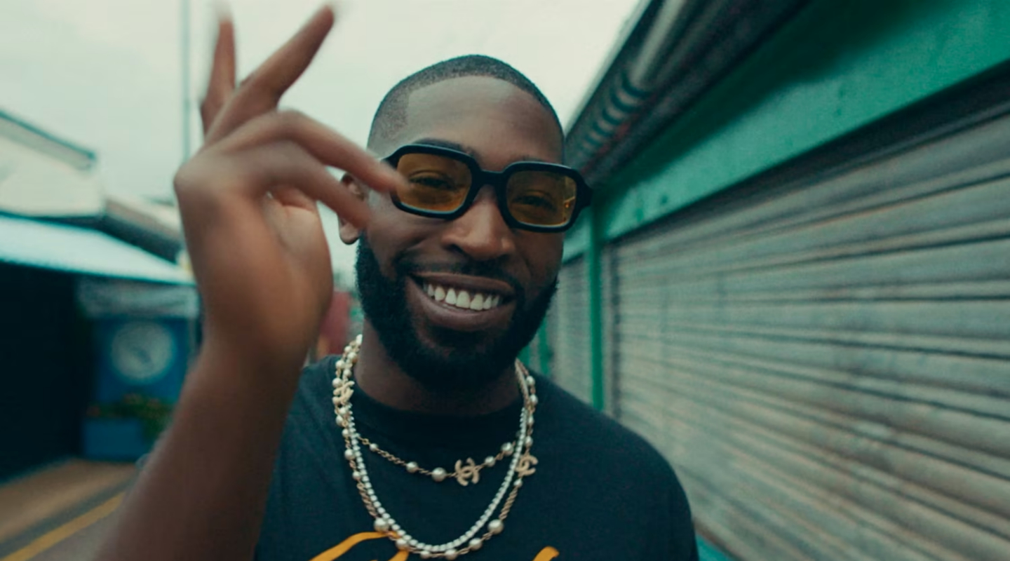 Onepointfour | Elliot Simpson – Love Me Like This